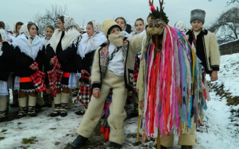 Obiceiuri si traditii de sfarsit de an: vremea caprei si a ursului!
